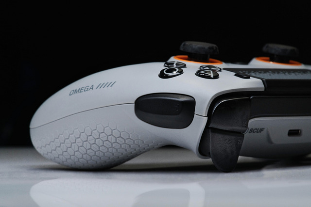 SCUF Gaming - SCUF26 OMEGA Light Grey Mar 0200 - JeuxOnLine
